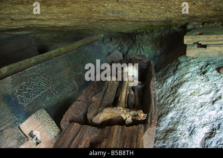 Cave mummies with unique mummification process including internal ...