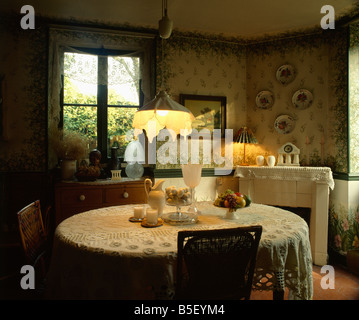 Edwardian style dining room with floral wallpaper Stock Photo - Alamy