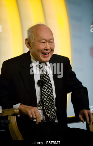 Singapore Senior Minister Lee Kuan Yew (left) and Malaysia's Datuk Seri ...