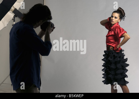 Fashion photographer shooting model in studio Stock Photo - Alamy
