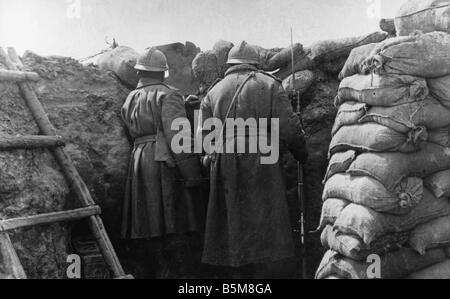 2 G55 F1 1917 19 E Soldier searches for lice WWI History World War One ...