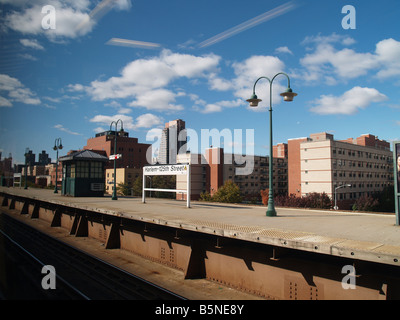 Train at Harlem 125 Street Metro North train station, New York Stock ...
