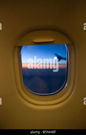 VIEW THROUGH CABIN WINDOW FRAME IN BOEING 737 700 TWILIGHT GLOW Stock ...