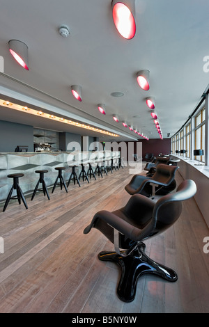 Paramount Club champagne bar at the Centre Point Building in London ...