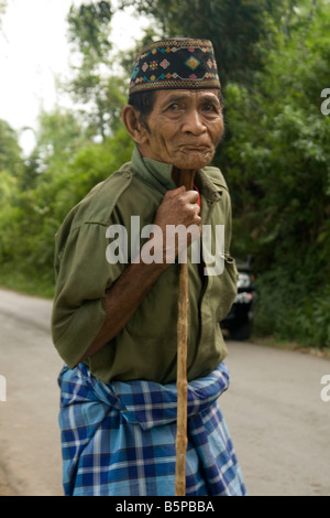 An old Floresian man, near to Cancar (Flores - Indonesia). Vieil homme ...