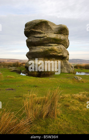 The Eagle Stone on Eaglestone Flat at Baslow Edge in the Peak District ...