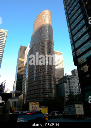 The curved exterior of the Lipstick Building in midtown Manhattan in ...