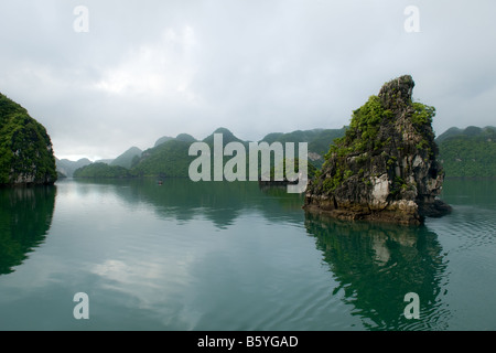 Morning view of Halong Bay, Vietnam Stock Photo - Alamy