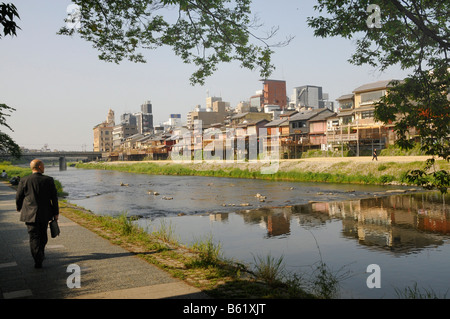 river and houses in central kyoto japan Stock Photo - Alamy