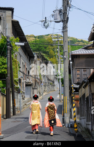 Geishas and 'maikos' (geisha apprentice) in dance class. Geisha school ...
