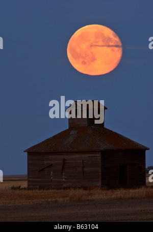 Full moon over old Saskatchewan barn Stock Photo - Alamy