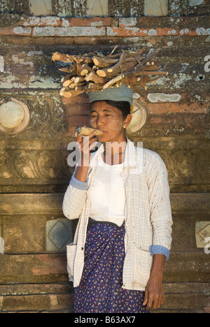 cigar smoking women Bagan/Myanmar Stock Photo - Alamy
