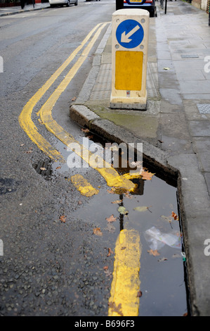 A yellow double arrow sign in the desert Stock Photo - Alamy