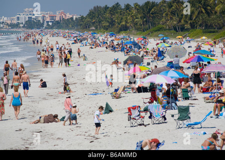Spring break and vacation crowds on Naples Beach on the southwest Stock ...