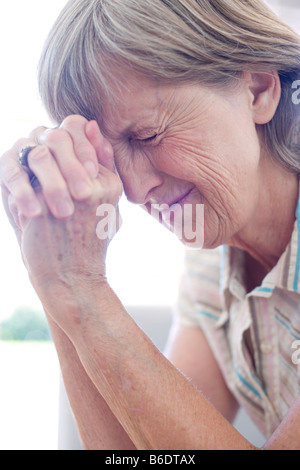 Woman pressing her hands against a painful shoulder Stock Photo - Alamy