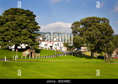Village green and pub, Bainbridge, Wensleydale, Yorkshire Dales ...