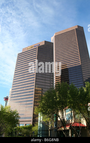 The Calgary Tower and the Petro Canada building rise up in the skyline ...