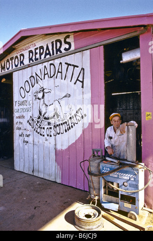 Famous Pink Roadhouse at the remote Oodnadatta Track Stock Photo - Alamy