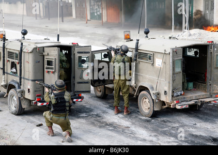Israeli soldiers shooting rubber bullets at Palestinian stone throwers ...