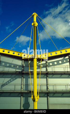 Detail of the modern Spectrum Building (formerly Renault office ...