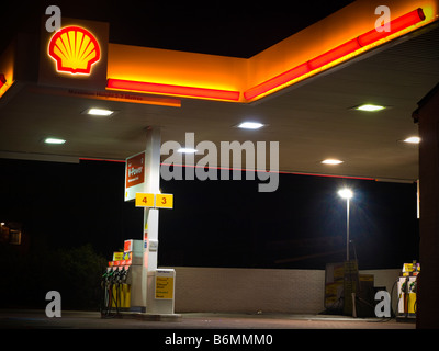 Shell gas station at night with car traffic Stock Photo: 35080267 - Alamy