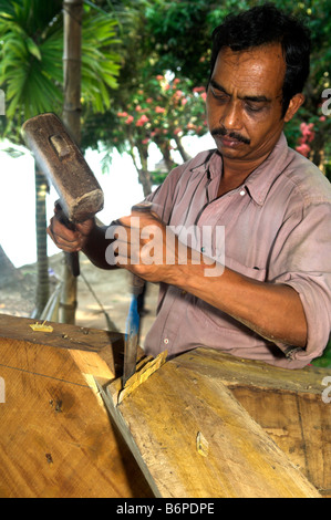 Carpenter using mallet and chisel Stock Photo - Alamy