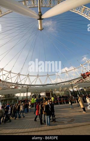 tourists queue to get into the london eye tourist attraction London ...
