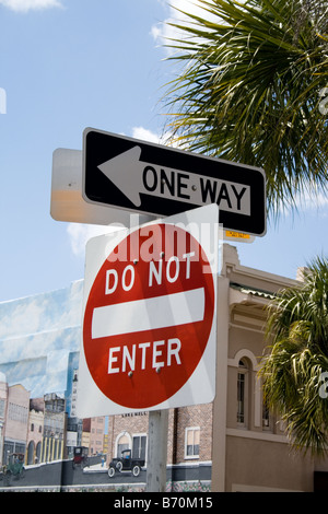 One Way and Do Not Enter traffic signs near each other Stock Photo - Alamy
