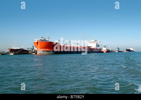 Crude oil shuttle tanker "Elisabeth Knutsen" unloading alongside at ...
