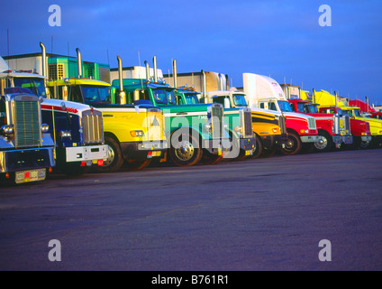 tractor trailer trucks truck stop Stock Photo - Alamy
