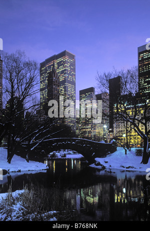 Gapstow Bridge in Central Park in late autumn Stock Photo - Alamy