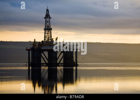 Jack Up drilling rig GSF Britannia and semi submersible floating ...