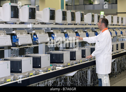 Employee of the computer production at the function test, final ...