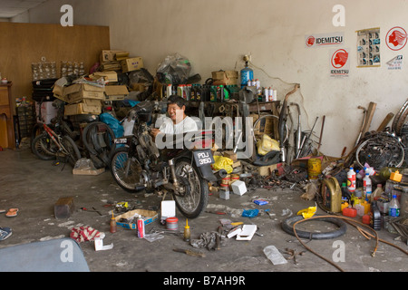 Motorbike repair shop Repair of motor cycle - oil level check Bike ...