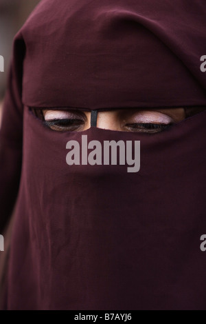 Islamic woman wearing the yashmak Stock Photo - Alamy