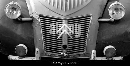 Grill, bonnet and headlights of a vintage Citroen 2CV car Stock Photo ...