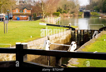 The Black Horse Pub, Caen Hill Locks on the Kennet and Avon Canal ...