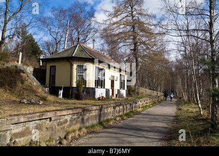 dh Cambus O May ROYAL DEESIDE ABERDEENSHIRE Couple walking on footpath ...