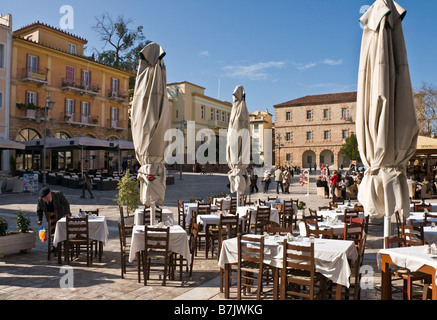 A taverna in The Platia Syndagmatos, the main square in the old town of ...