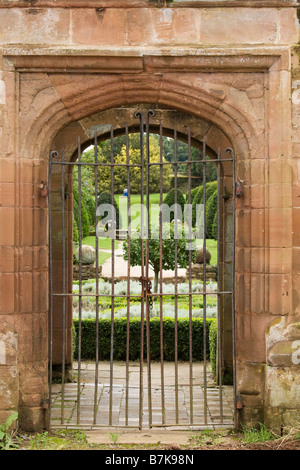 Rusty metal gate closed with padlock - concept image Stock Photo - Alamy
