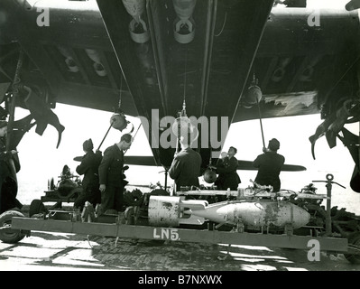 World War 2 RAF bomber crew of 138 squadron bomber command with ...