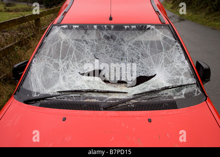 van with smashed windscreen Stock Photo - Alamy