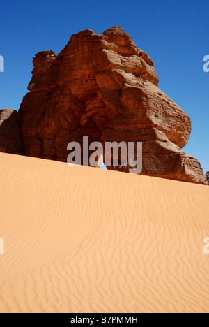 Rock arch in the Tadrart Acacus Stock Photo - Alamy