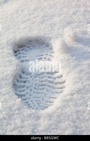 Footprint of a boot with grip sole in the snow Stock Photo - Alamy