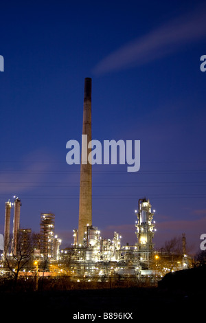 Stanlow Oil Refinery lit up, Ellesmere Port Stock Photo - Alamy