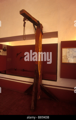 noose hanging from gallows Stock Photo - Alamy