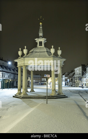 Snow covers the market cross in the saturday market square Beverley ...