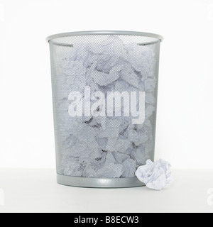 SILVER METAL WIRE MESH WASTE PAPER LITTER BIN Stock Photo - Alamy