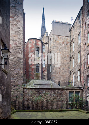 Tenements in Edinburgh Old Town Stock Photo - Alamy