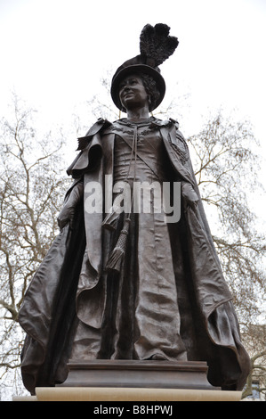 Statue of Elizabeth The Queen Mother, Carlton Gardens, Pall Mall ...